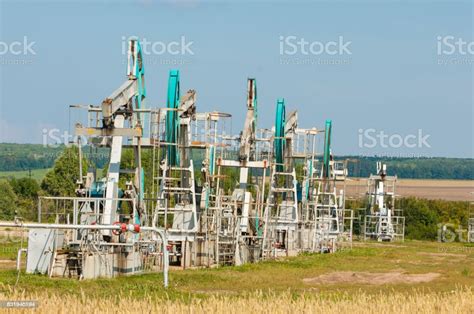 오일 펌프입니다 오일 산업 장비입니다 오일 펌프 잭 필터링 된 그림입니다 석유와 가스 산업입니다 오일 펌프 잭 석유 분야에의 작품 0명에 대한 스톡 사진 및 기타 이미지