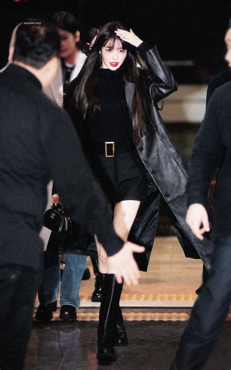 출국 때마다 레전드 찍는다는 최근 아이브 장원영 출국사진 유머 움짤 이슈 에펨코리아