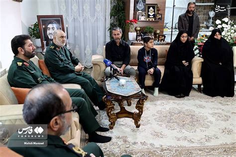عکس دیدار سردار سلامی با خانواده شهید علی‌وردی
