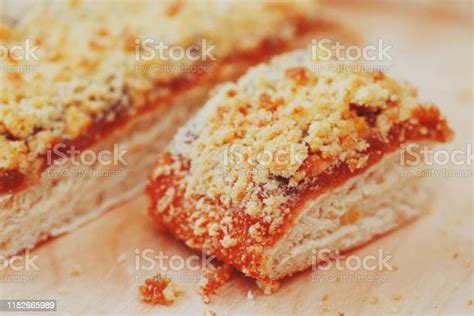 살구 잼으로 달콤한 모래 타르트 조각으로 잘라 배경에 주전자와 보드에 누워 갈색에 대한 스톡 사진 및 기타 이미지 갈색 건포도 노랑 Istock