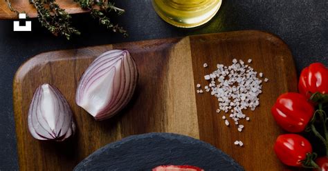 나무 도마 위에 앉아 있는 고기 조각 사진 Unsplash의 무료 음식 이미지