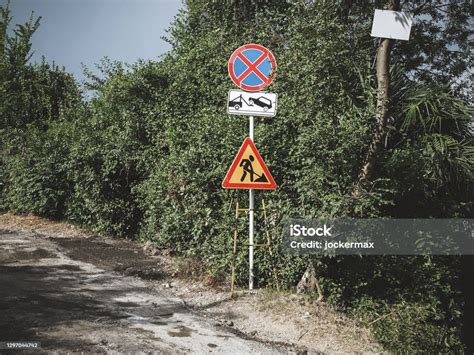 그 길을 따라 나무가있는 중단없는 도로의 측면에 교통 표지판 0명에 대한 스톡 사진 및 기타 이미지 0명 거리 고속도로 Istock