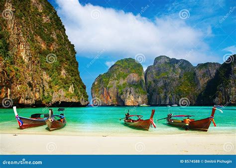 Spiaggia Tropicale Baia Del Maya Tailandia Fotografia Stock Immagine Di Roccia Corallo