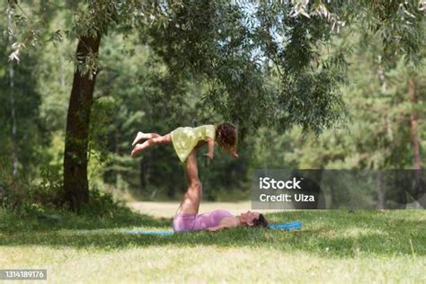 공원에서 함께 요가를하는 동안 어린 딸과 젊은 여자 건강한 라이프 스타일 개념 야외 활동 전염병 후 새로운 정상적인 생활 아이에 대한 스톡 사진 및 기타 이미지 Istock