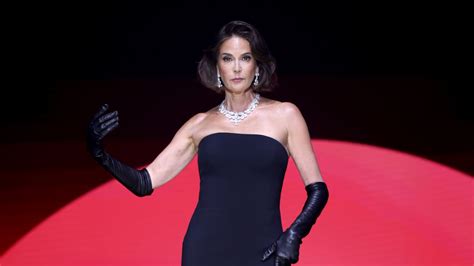 Teri Hatcher Fait Un Clin Dœil Saisissant à Son Rôle De James Bond