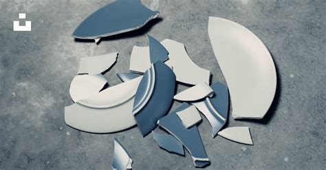 회색 콘크리트 바닥에 파란색 깨진 판 사진 Unsplash의 무료 접시 이미지