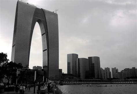 江苏苏州地标性建筑：东方之门，俗称秋裤楼 新浪新闻