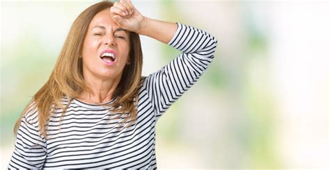 아름 다운 중 년 여 자가 입고 줄무늬 스웨터 격리 된 배경 감동 이상의 병 및 발열 독감과 감기 바이러스 병에 대 한이 마 가을에 대한 스톡 사진 및 기타 이미지 Istock