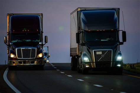 猪在一辆卡车上卡车在路上行驶 包图企业站