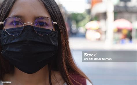 오염과 전염병으로부터 보호하기 위해 보호 수술 얼굴 마스크를 착용 야외 젊은 다양한 아시아 소녀 19에 대한 스톡 사진 및 기타 이미지 Istock