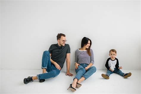 힙스터 아버지 어머니는 흰색 고립 된 배경 위에 아기 소년을 들고 12 17 개월에 대한 스톡 사진 및 기타 이미지 12 17 개월 12 23 개월 3 명 Istock