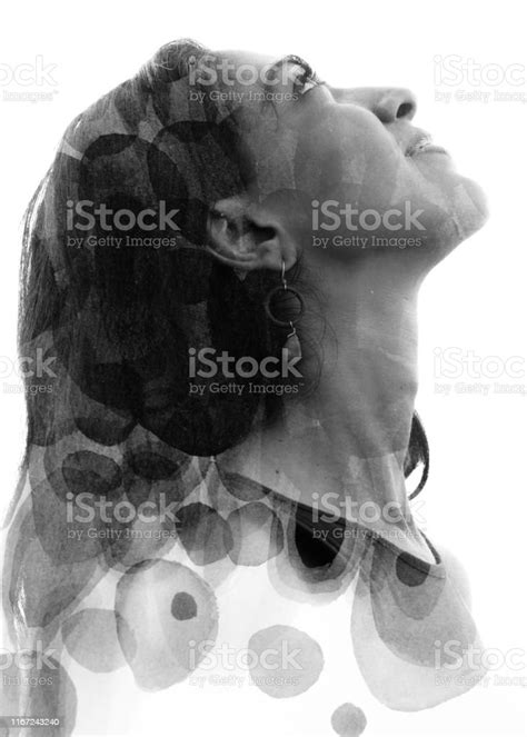 페인트 도장 손으로 그린 수채화 그림과 결합 된 아름다운 민족 여성의 프로필의 이중 노출 초상화 흑백 Mental Wellbeing에 대한 스톡 사진 및 기타 이미지