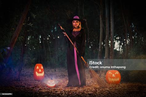 소름 끼치는 무서운 신비주의 숙녀 고딕 양식의 콜라주 이미지는 삼림 랜턴 오렌지 호박에 날아다니는 빗자루를 들고 있습니다 마녀에 대한 스톡 사진 및 기타 이미지 Istock
