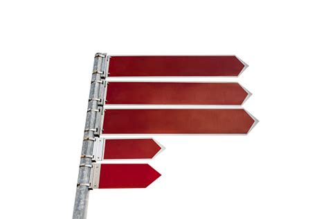 세 개의 길고 두 개의 짧은 갈색 빈 표지판이 오른쪽 방향을 보여주는 금속 기둥에 걸려 있었고 잘라낸 경로가 있는 흰색 배경에 고립되어 있었다 0명에 대한 스톡 사진 및