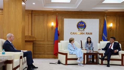 Сангийн сайд Б Жавхлан Сюзанна Харгитай Ханнес Такач нарыг хүлээн авч уулзлаа ~ Analiz Mn