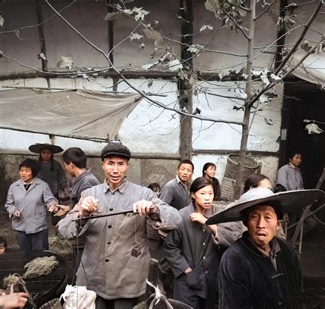老照片：1982年江苏苏州某个菜市场，菜贩正在用杆秤秤菜，市民熙熙攘攘，挑选自己喜欢的食材。到如今，很多地区的大菜市场，除了电子秤和手机支付