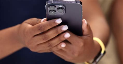 Foxconn 20 000 Employés Quittent Lusine La Production Des Iphone En Baisse Un Mois Avant