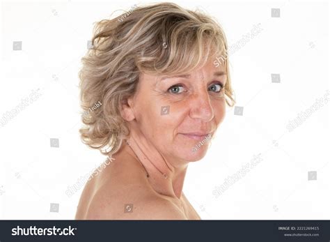 白い背景に美しい成熟した女性のシニアのヌードポートレート接写写真素材2221269415 Shutterstock