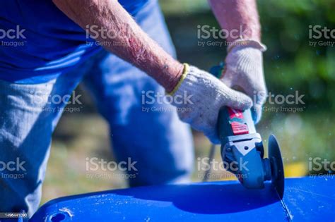 그라인더 톱으로 작업하는 남자는 도구에 대한보기를 닫습니다 전기 톱과 불꽃이있는 작업자의 손 그라인더로 금속을 절단하는 작업자 각도에 대한 스톡 사진 및 기타 이미지
