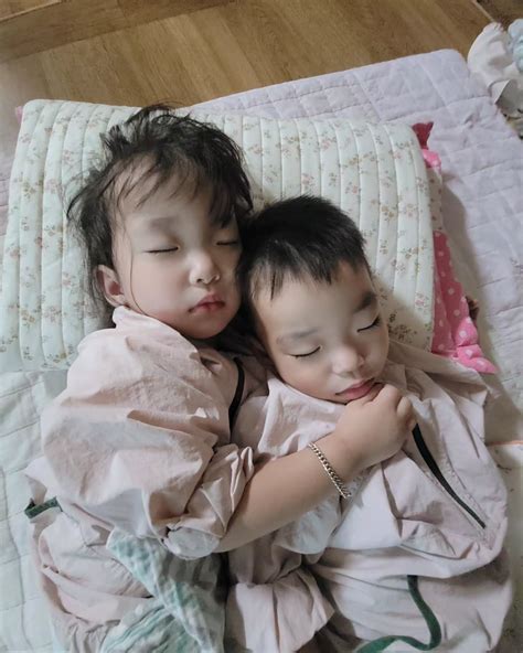 사랑스런 내 아가들 자면서 서로 사랑스럽게 안아주는 쌍둥이 남매♡ 이러니 안 사랑할 수가 있겠냐고요ㅋㅋㄱ 사랑해~사랑둥이들아
