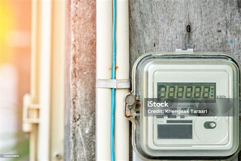 흐린 하늘 배경에 킬로와트 시간 미터 전력 사용량을 측정하는 전력계 전기 모니터링 장비 측정 에너지 소비 기체 물리 구조에 대한 스톡 사진 및 기타 이미지 Istock