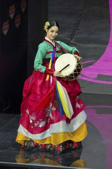 더쿠 미스유니버스 출전 당시 한복 입은 모습이 연지 인형 같았던 김유미 