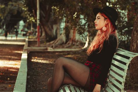 무료 이미지 좌석 아름다움 나무 말뿐인 유행 햇빛 긴 머리 인간의 다리 잎 눈 드레스 모델 사진 촬영 사진술 갈색 머리 여름 금발 목재