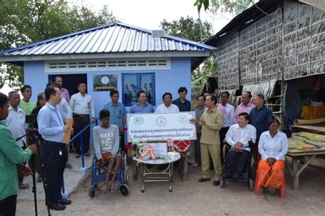 ពិធីប្រគល់ផ្ទះ១ខ្នងជូនជនពិការក្រីក្រឈ្មោះ តុត ប្រុស ជាជនពិការជើងទាំង២ Mosvy