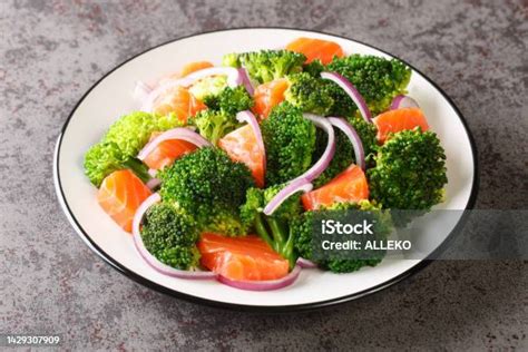 찐 브로콜리의 비타민 샐러드 소금에 절인 연어 올리브 오일로 양념한 신선한 붉은 양파를 접시에 담았습니다 가로 건강한 식생활에 대한 스톡 사진 및 기타 이미지 Istock