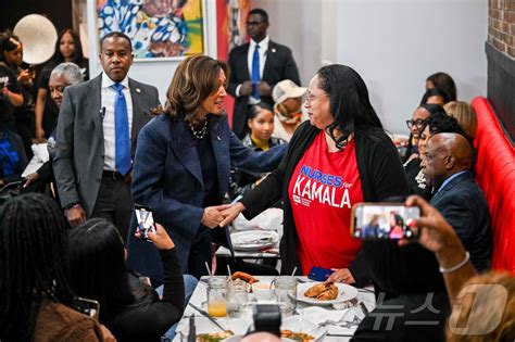 [사진] 디트로이트 레스토랑서 주민들 만나는 해리스 뉴스1