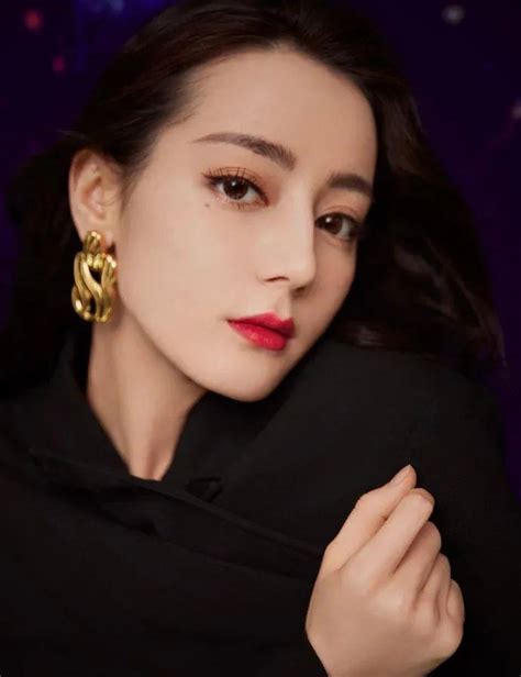 迪丽热巴穿棕绿色吊带长裙大秀美背！性感美艳魅力惊人新疆迪丽热巴性感新浪新闻