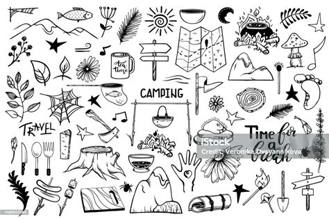 여름 캠프를 위한 큰 세트 사진 손으로 그린 캠핑과 하이킹 요소 모닥불 위에서 요리한 음식 그루터기에 통나무 자르기 낙서 스타일의 벡터 삽화 개요 숲에 대한 스톡 벡터 아트