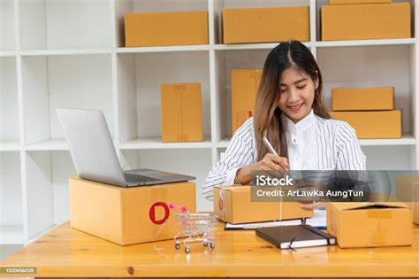 홈 온라인 판매 및 배달 아이디어에서 고객으로부터 주문을 받고 상자와 노트북으로 작업 하는 비즈니스 테마 아름 다운 아시아 소녀 시작 20 24세에 대한 스톡 사진 및 기타