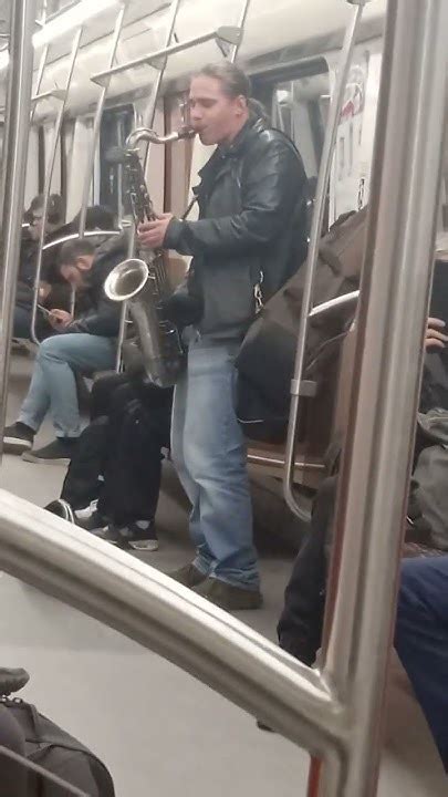 Молодой парнишка сыграл на саксофоне в вагоне метро 🚇🎺 Youtube