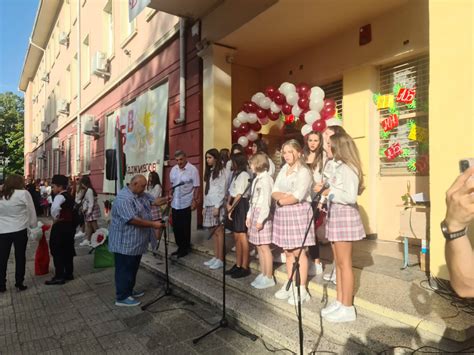 Въпреки пожара и ремонта Тържествен старт на учебната година в ОУ „Душо Хаджидеков