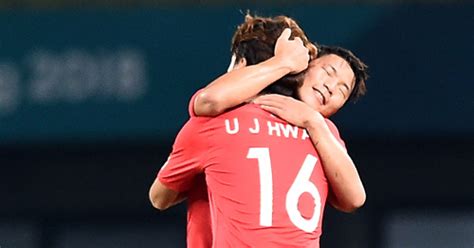 Md포토 연장 결승골 황희찬황의조 뜨거운 포옹