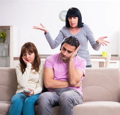 La Familia Joven Y La Patria En El Concepto De Familia Imagen De Archivo Imagen De Presionado