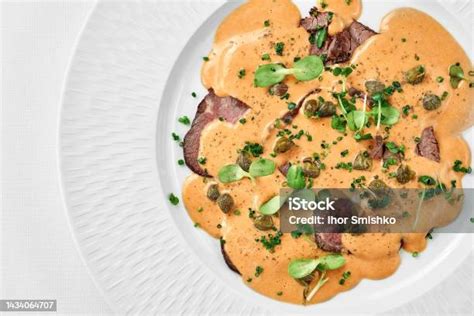 흰 바탕에 흰색 접시에 소스를 곁들인 송아지 고기의 Vitello Tonnato 클로즈업 선택적 초점 고급 요리에 대한 스톡 사진 및 기타 이미지 Istock