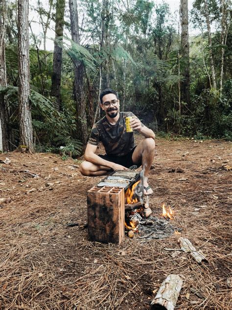 거친 남자 관광 광야 나무 난방 남자 러스틱 레저 모닥불 요리 모험 미소 짓는 벽돌 그릴 부시 워크 부시크래프트 삼림지대 생존 소나무 소나무