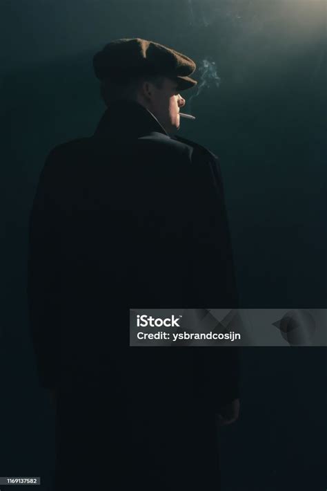 연기가 자욱한 방에서 모자를 가진 복고풍 남자가 담배를 피울 수 있습니다 측면 뷰 1920 1929 년에 대한 스톡 사진 및 기타 이미지 1920 1929 년 1930