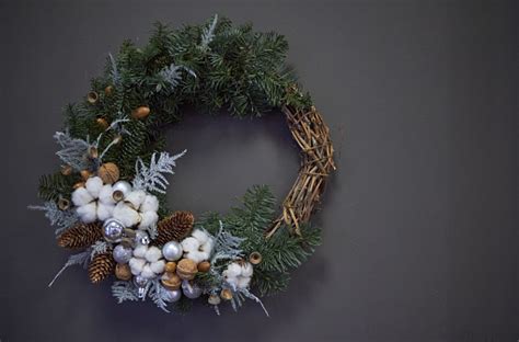 전나무 가지 크리스마스 공과 천연 재료 새해 컨셉으로 장식 된 포도 나무의 크리스마스 화환 강림절에 대한 스톡 사진 및 기타 이미지 Istock