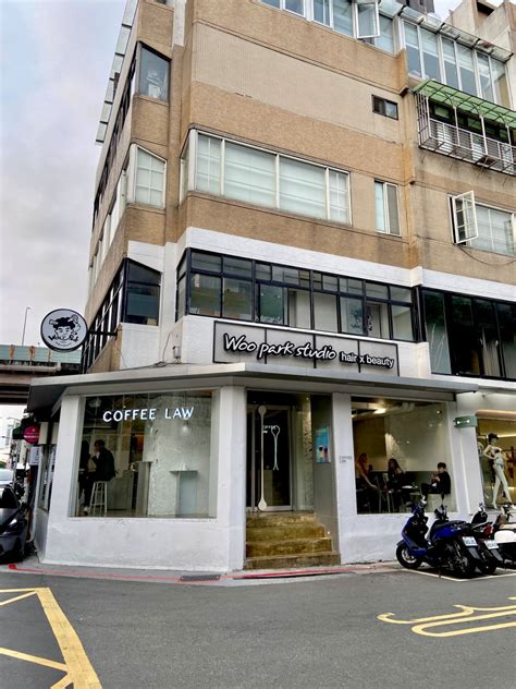 捷運忠孝敦化站 Coffee Law敦南旗艦店 東區巷弄內韓系風格咖啡館 探索咖啡世界的奇妙之旅 藍色棉花糖咬蕃茄