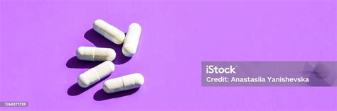 하드 라이트와 그림자 보라색 배경에 흰색 캡슐 알약 텍스트공간을 복사합니다 의학 건강 관리 비타민과 프리바이오틱스 0명에 대한 스톡 사진 및 기타 이미지 Istock
