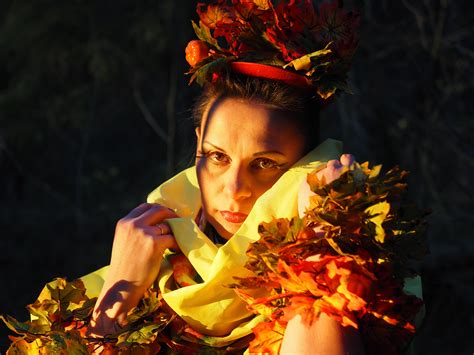 무료 이미지 자연 사람 빛 소녀 태양 여자 꽃 초상화 빨간 색깔 가을 노랑 눈 제전 신전 아름다운 전통 자세 사진 촬영 감정