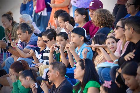 Kyle Rowland Comparte La Alegría De La Armónica Con La Niñez Mazatleca