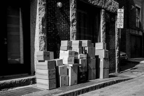 무료 이미지 빛 검정색과 흰색 화이트 거리 밤 사진술 집 보도 골목 기둥 어둠 검은 단색화 벽돌