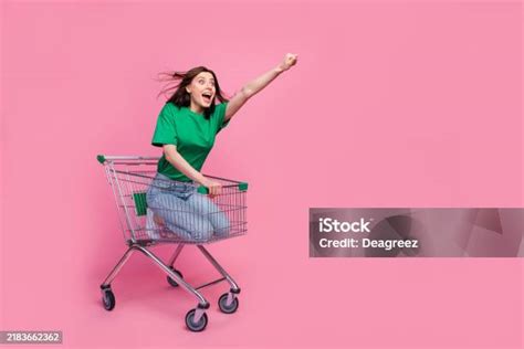 긍정적 인 평온한 아가씨의 전체 크기 사진 손을 들어 빈 공간을 찾고 분홍색 배경 배경 20 24세에 대한 스톡 사진 및 기타 이미지 20 24세 T 셔츠 갈색