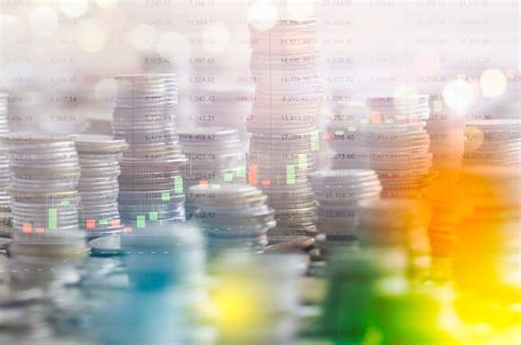 Led 디스플레이 개념에 주식 시장 디지털 그래프 차트 일일 주식 시장 가격과 견적의 큰 디스플레이 지표 금융 외환 무역 교육 배경 금융 및 비즈니스 개념을 위한 동전