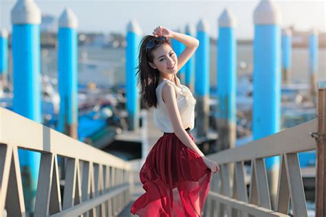 배경 화면 여자들 모델 피사계 심도 긴 머리 애니메이션 갈색 머리의 뷰어를보고 아시아 사람 사진술 드레스 웃고있는 푸른 치마 유행 봄 의류