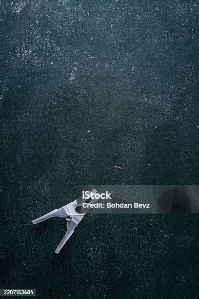 복사 공간이 있는 어두운 질감의 배경에 단일 반투명 플라스틱 빨래집게 일상적인 사물을 강조하는 미니멀한 구성 빨래에 대한 스톡 사진 및 기타 이미지 Istock